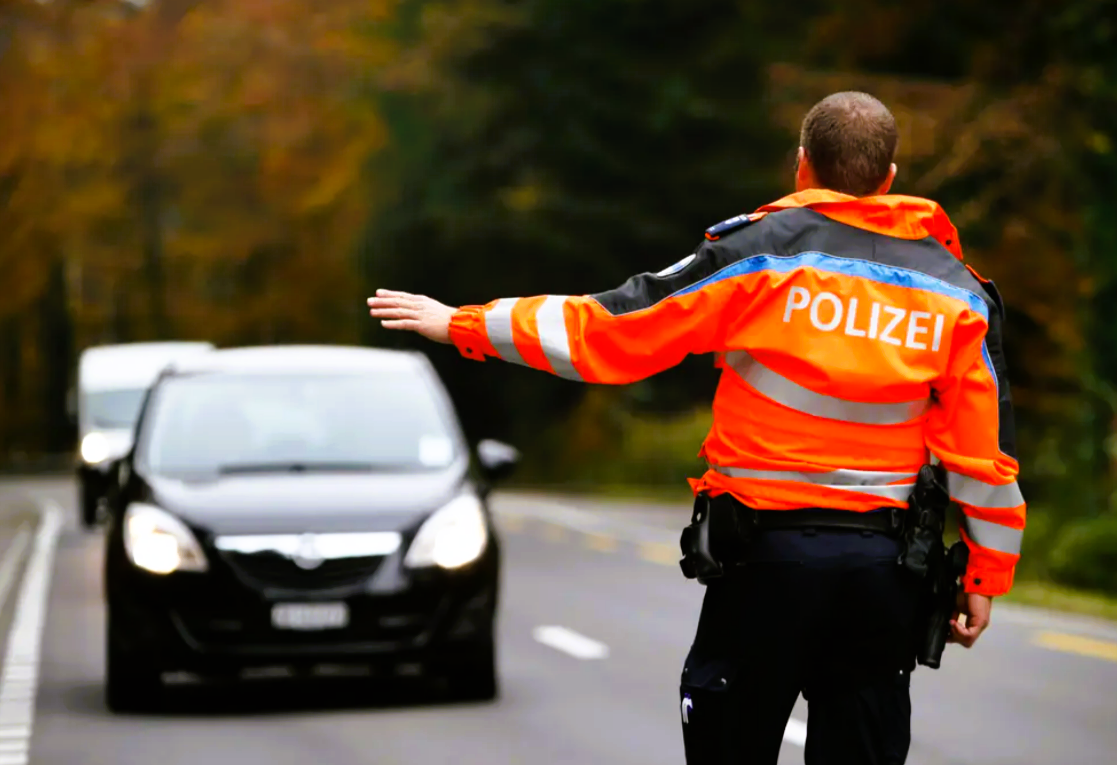 Schweiz: Syrer rast mit Tempo 127 durch 50er-Zone - Anwohner in Lebensgefahr Vipflash